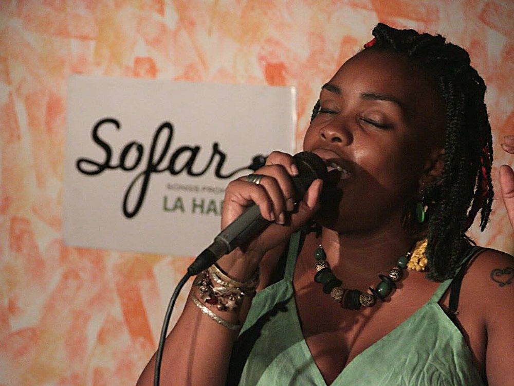 "Reina, sensual, muchacha negra, qué bonita!.."