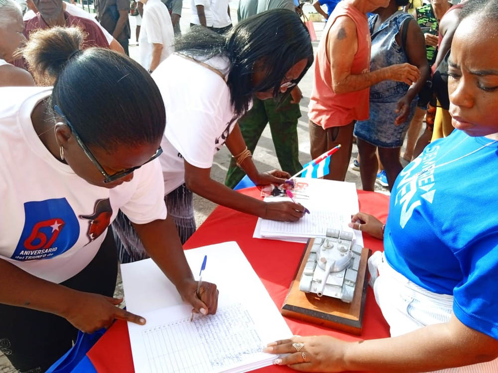 “Mi firma por la Patria”: una campaña de lealtad obligada en Cuba